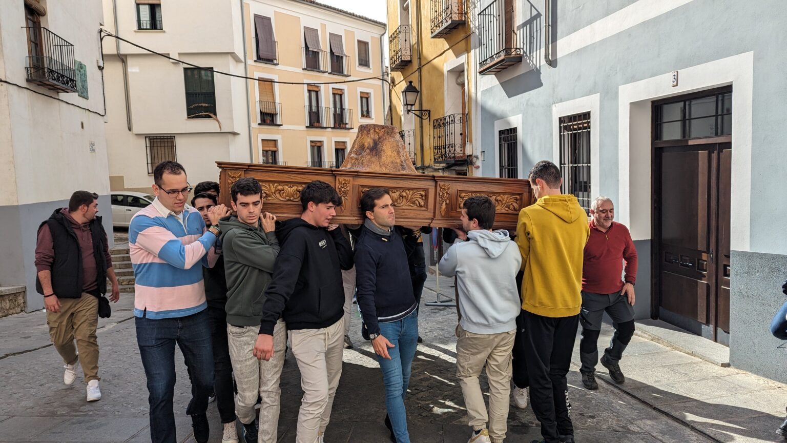 Las Hermandades comienzan a poner en andas a sus imágenes en ...