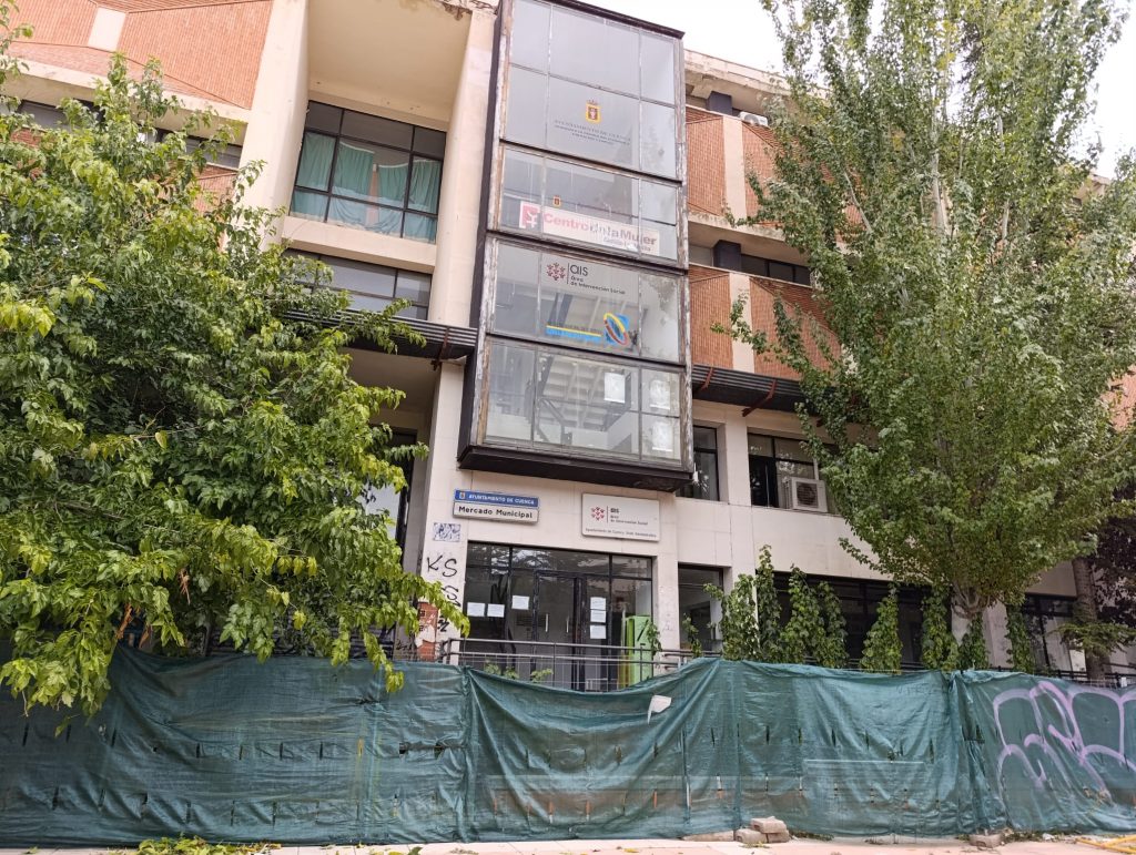 El Ayuntamiento instalará un vallado fijo en el Edificio del Mercado ...